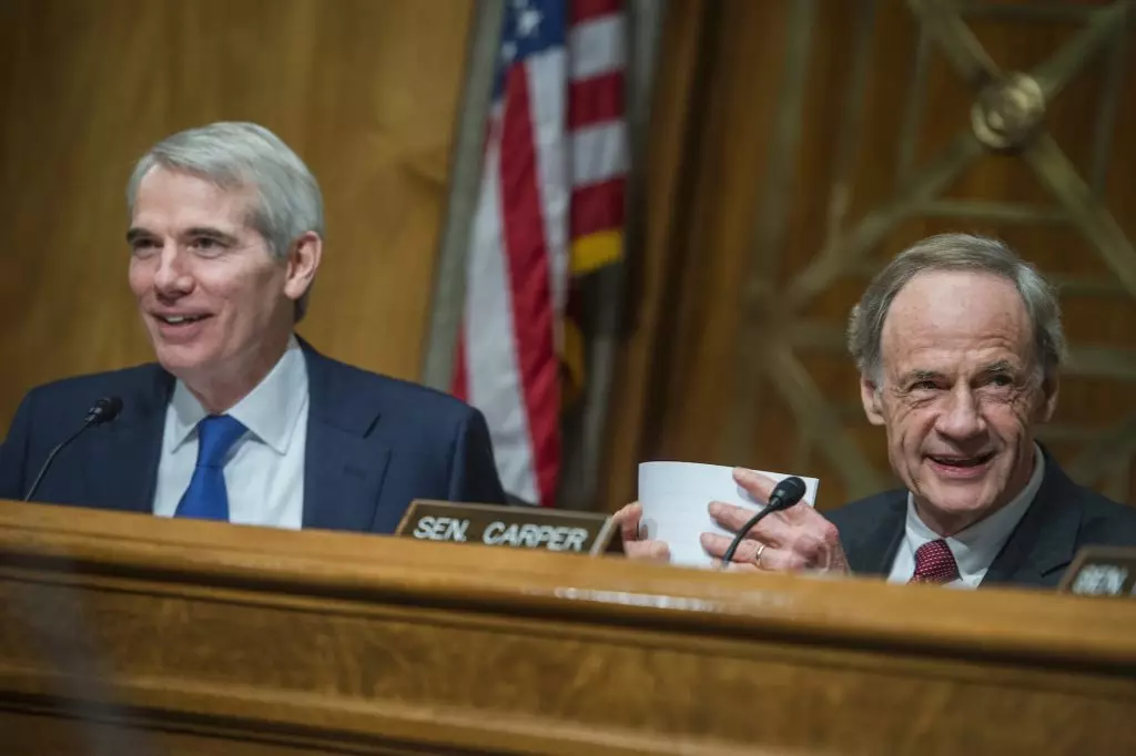 Rob Portman จากพรรครีพับลิกัน-โอไฮโอ (ซ้าย) และ Tom Carper จากพรรคเดโมแครต-เดลาแวร์ ดำเนินการคณะกรรมการวุฒิสภาว่าด้วยความมั่นคงแห่งมาตุภูมิและคณะอนุกรรมการถาวรด้านกิจการของรัฐเกี่ยวกับการไต่สวนการพิจารณาคดีเมื่อวันที่ 25 พฤษภาคม 2017 ภาพถ่ายโดย Tom Williams/CQ Roll Call