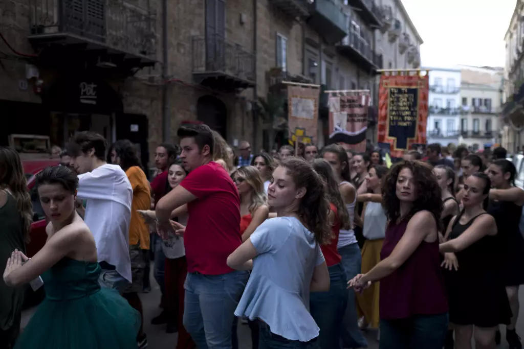 Marinella Senatore, Palermo yürüşü (2018). ©Manifesta. Fotoqraf Francesco Bellina.