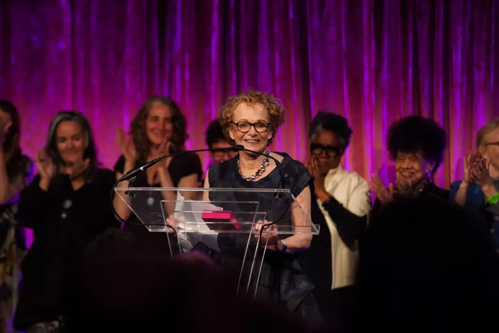 La aŭtoro, Susan Unterberg, dum la Skowhegan Awards Dinner 2019 la 23-an de aprilo 2019 en Novjorko, antaŭ antaŭaj premiitoj. (Foto de Gonzalo Marroquin/Patrick McMullan per Getty Images)