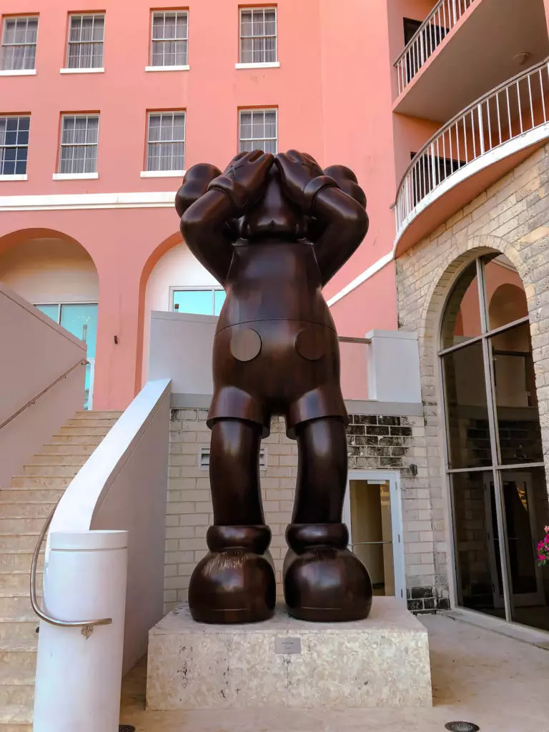 KAWS, இந்த நேரத்தில் (2016). ஹாமில்டன் பிரின்சஸ் ஹோட்டல் & பீச் கிளப்பின் புகைப்பட உபயம்.