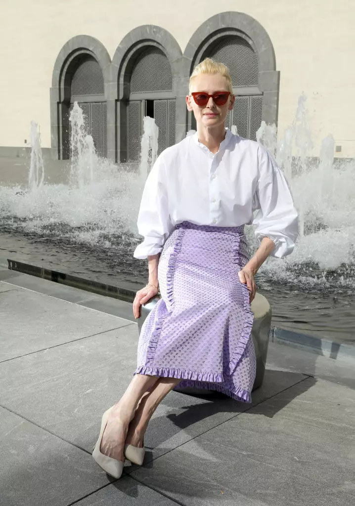 De actrice en kunstenaar Tilda Swinton in het Museum of Islamic Art in Doha, Qatar. (Foto door Tim P. Whitby/Getty Images voor Doha Film Institute)