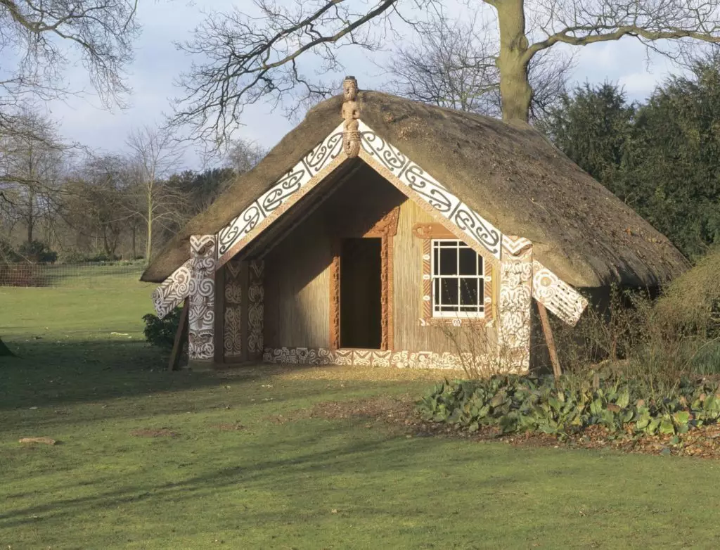 Maori Hinemihi lub tsev sib ntsib ntawm Clandon Park. Duab los ntawm National Trust.