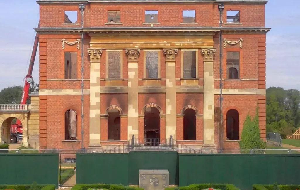 Clandon Park House phantsi kokubuyiselwa. Ifoto ngoncedo lweTrasti yeSizwe.