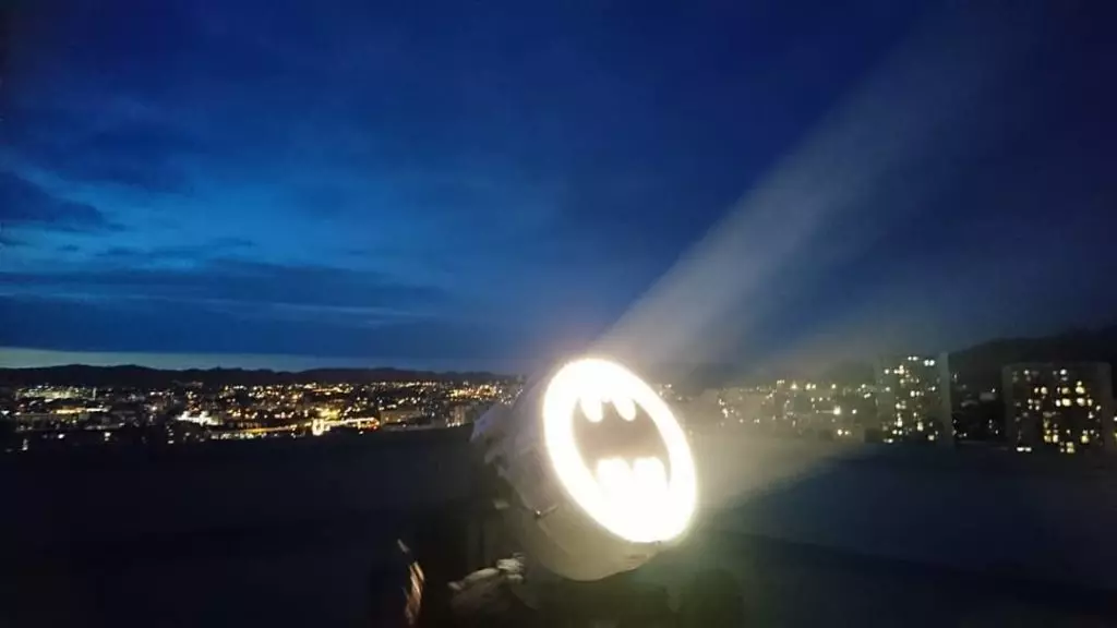 The Bat-Signal (1989) ซึ่งเป็นส่วนหนึ่งของนิทรรศการของ Alex Israel ที่ MAMO, Marseille Modulor (2019) รูปถ่าย: WE ARE CONTENT(S).