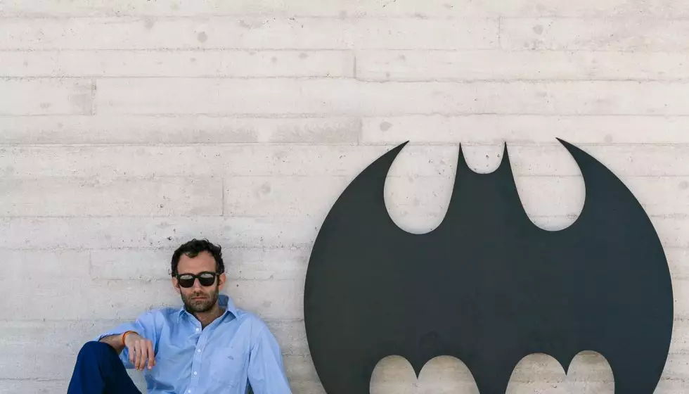 Batman pattuglia Marsiglia quest'estate? No, è solo l'artista Alex Israel, che proietta il segnale del pipistrello sulla città 9941_3