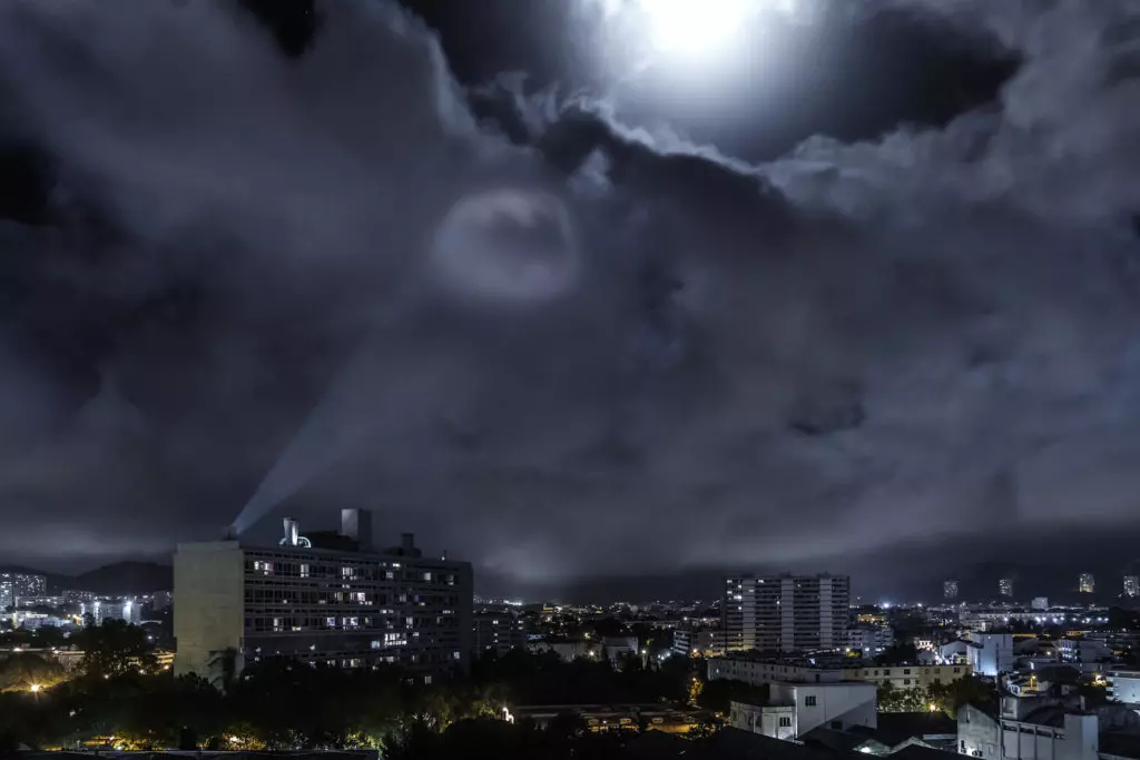 The Bat-Signal (1989) sechikamu chekuratidzira kwaAlex Israel kuMAMO, Marseille Modulor (2019). Mufananidzo: TIRI ZVIRI MUKATI(ZVI)