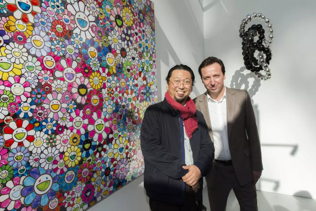 Onye na-ese ihe Takashi Murakami na onye galerist Emmanuel Perrotin na-aga mmeghe nke 40th mbipụta FIAC International Contemporary Art Fair.(Foto nke Bertrand Rindoff Petroff/Getty Images)