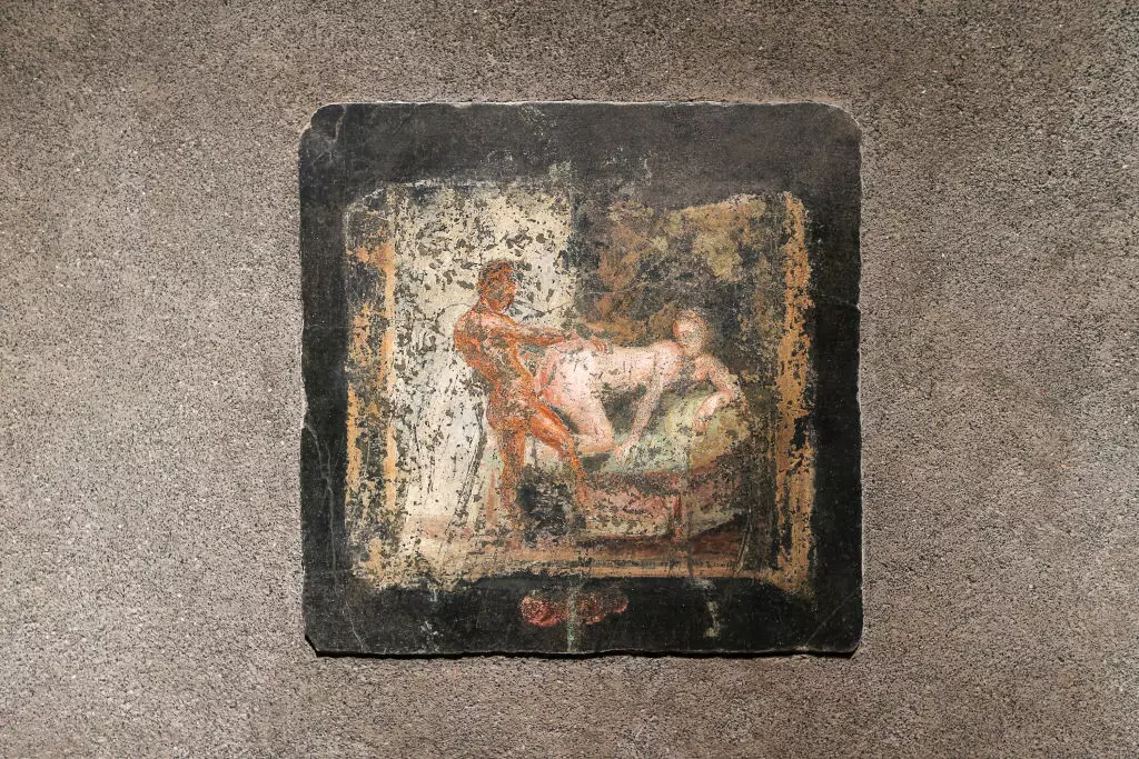 Vesuvius Kub, Tab sis qhov tshiab Exhibition ntawm Erotic Art Excavated Los ntawm Pompeii yog kub. Saib Cov Duab Ntawm no